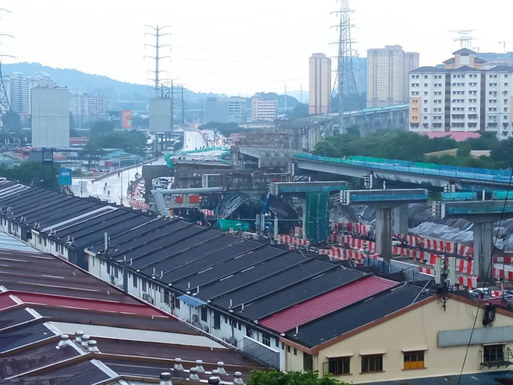 MRR2工地鹰架被撞 压倒客货车5人受困 | 追新 | 精彩大马